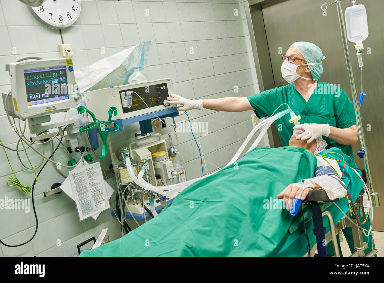 anesthetist anesthetize patient before operation Stock Photo - Alamy