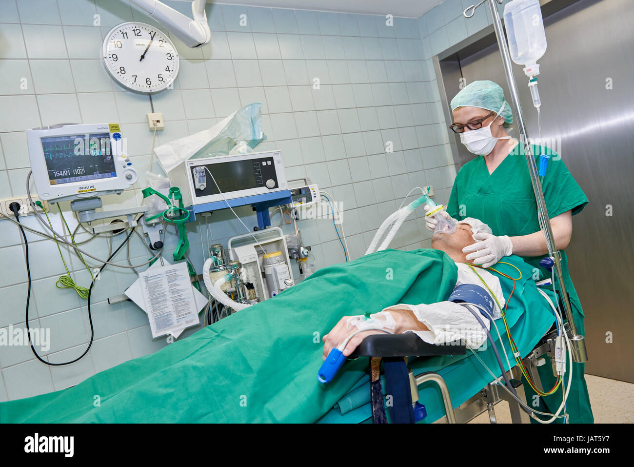 Anesthetist hi-res stock photography and images - Alamy