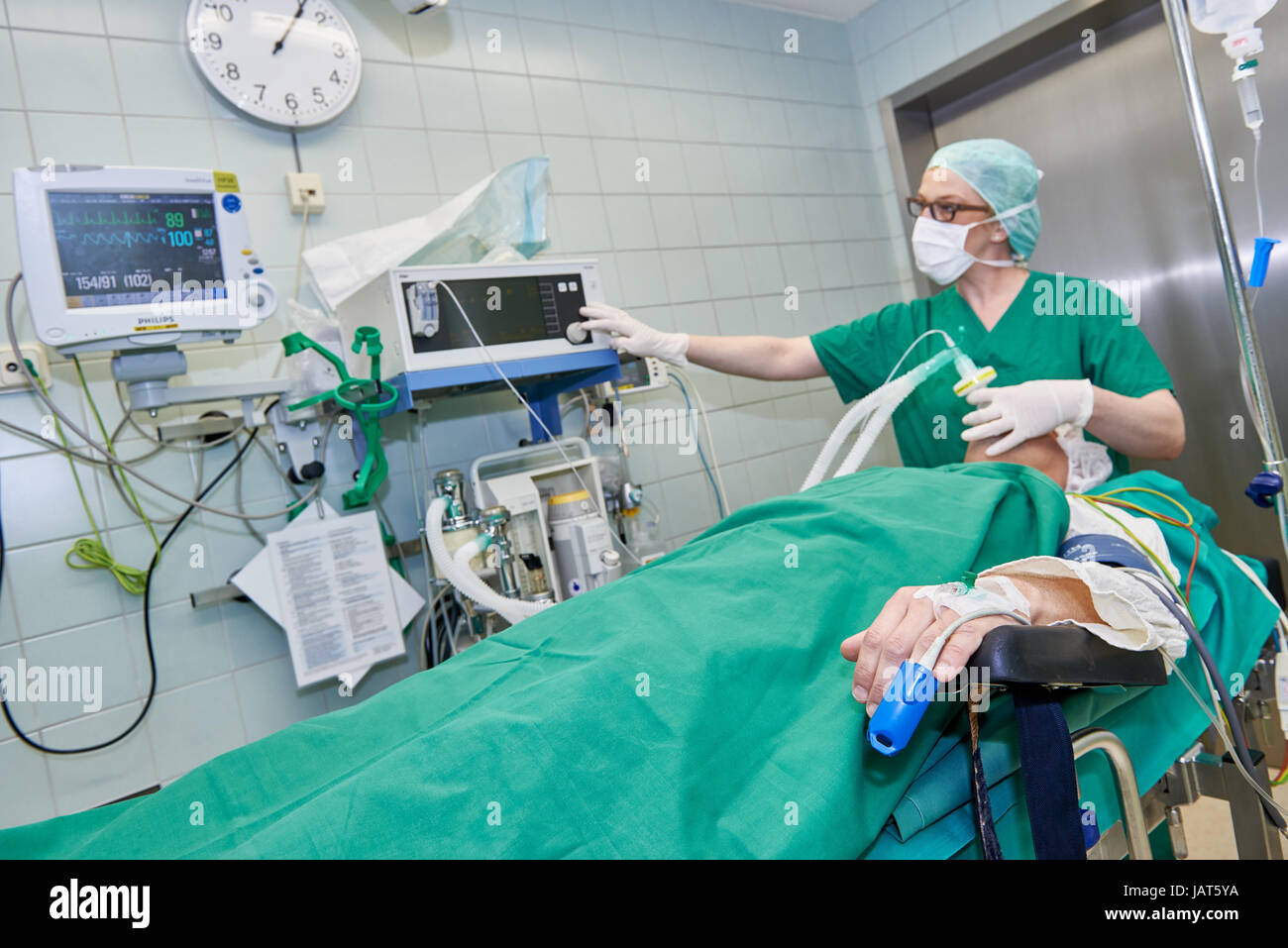 anesthetist anesthetize patient before operation Stock Photo - Alamy