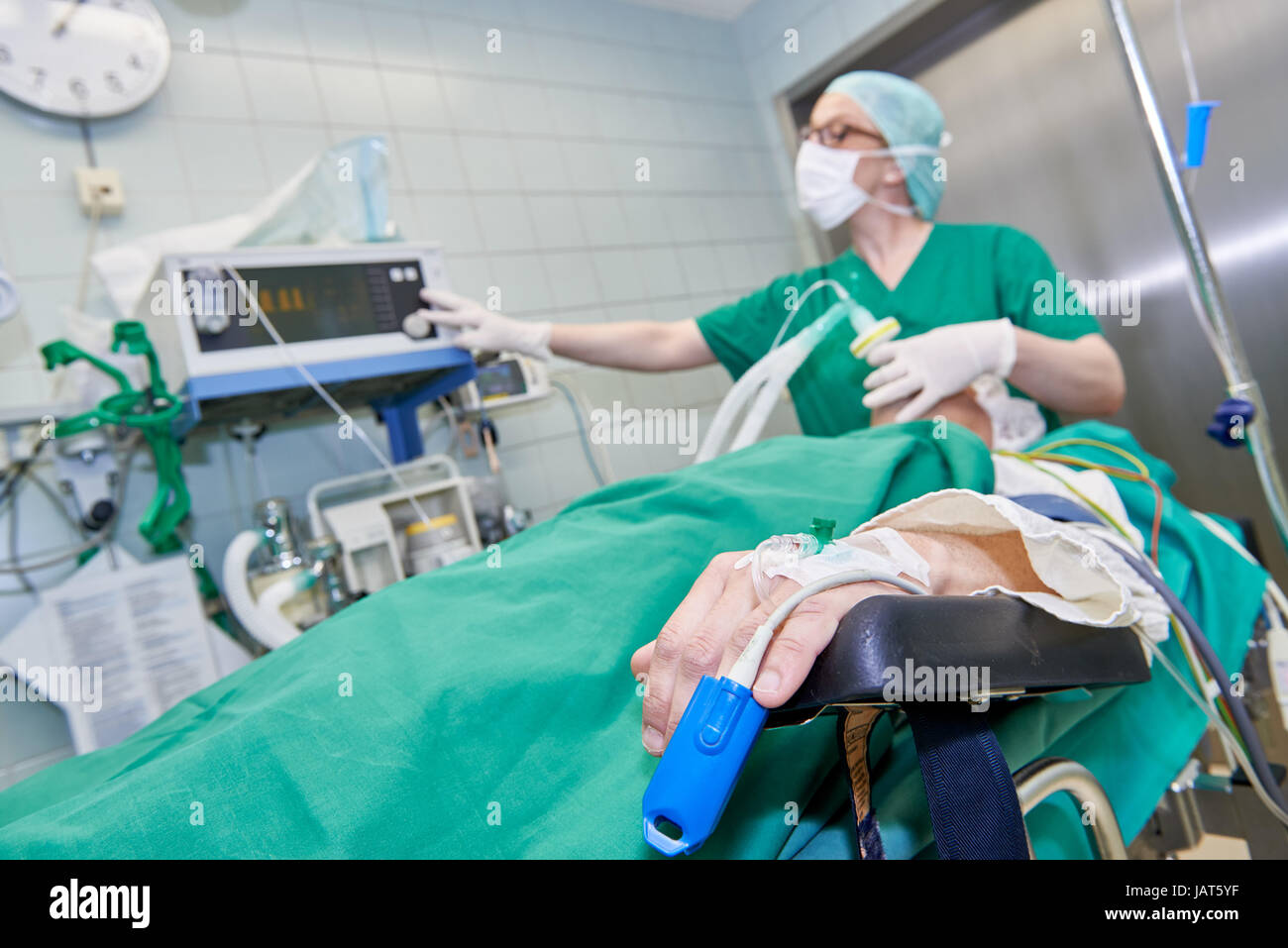 anesthetist anesthetize patient before operation Stock Photo - Alamy
