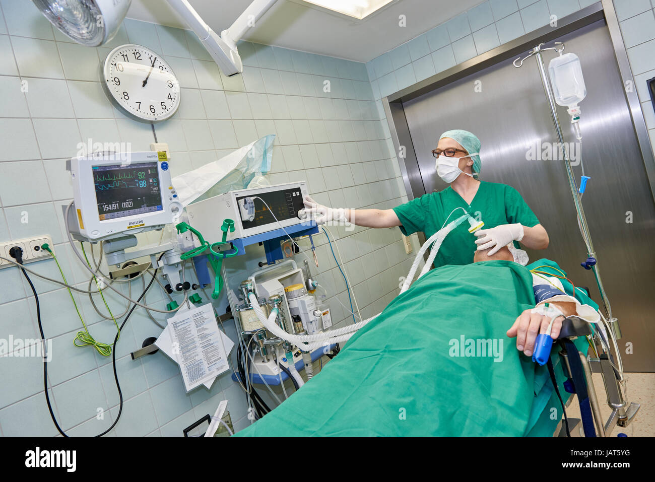 anesthetist anesthetize patient before operation Stock Photo - Alamy