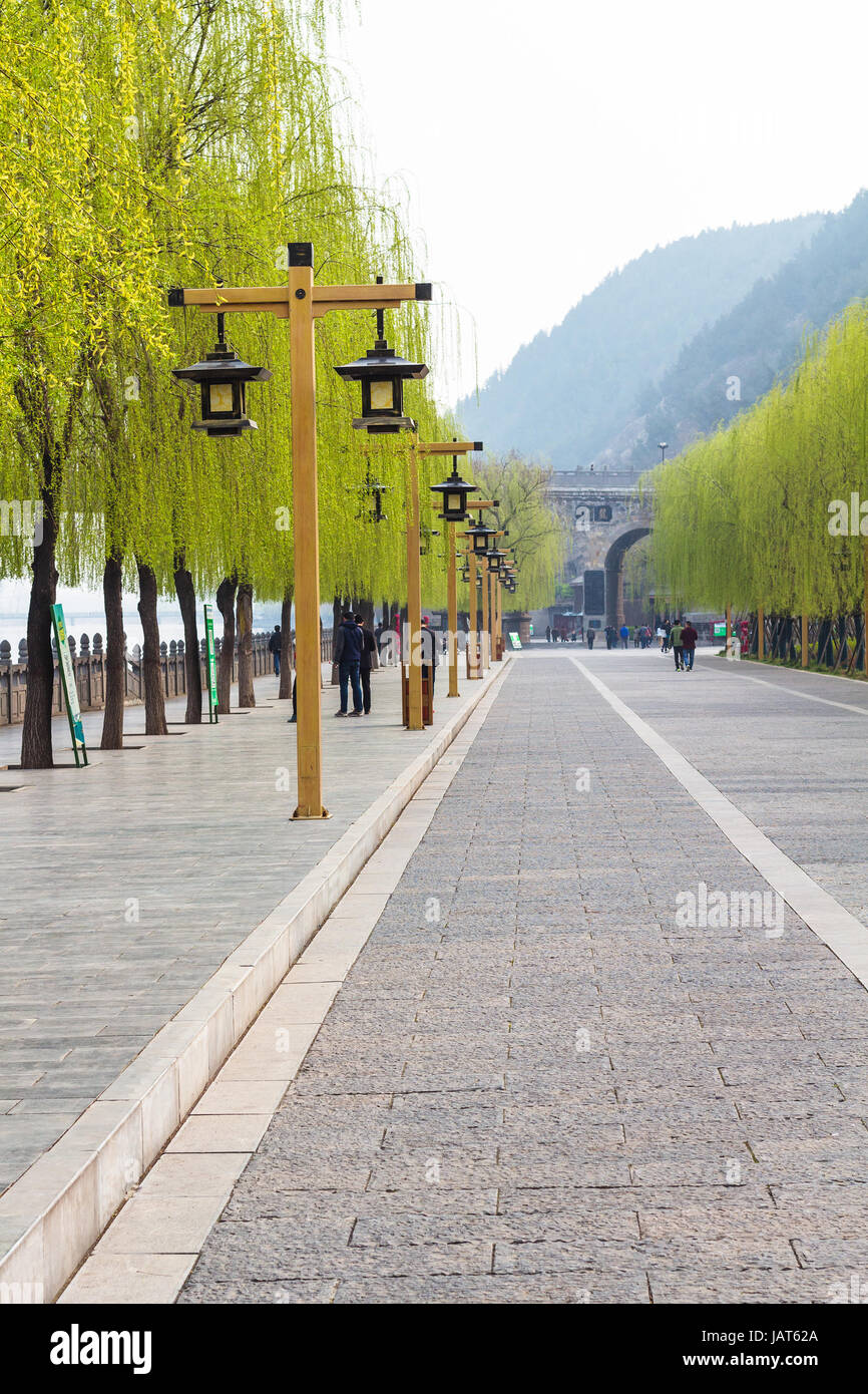 Road on embankment hi-res stock photography and images - Alamy