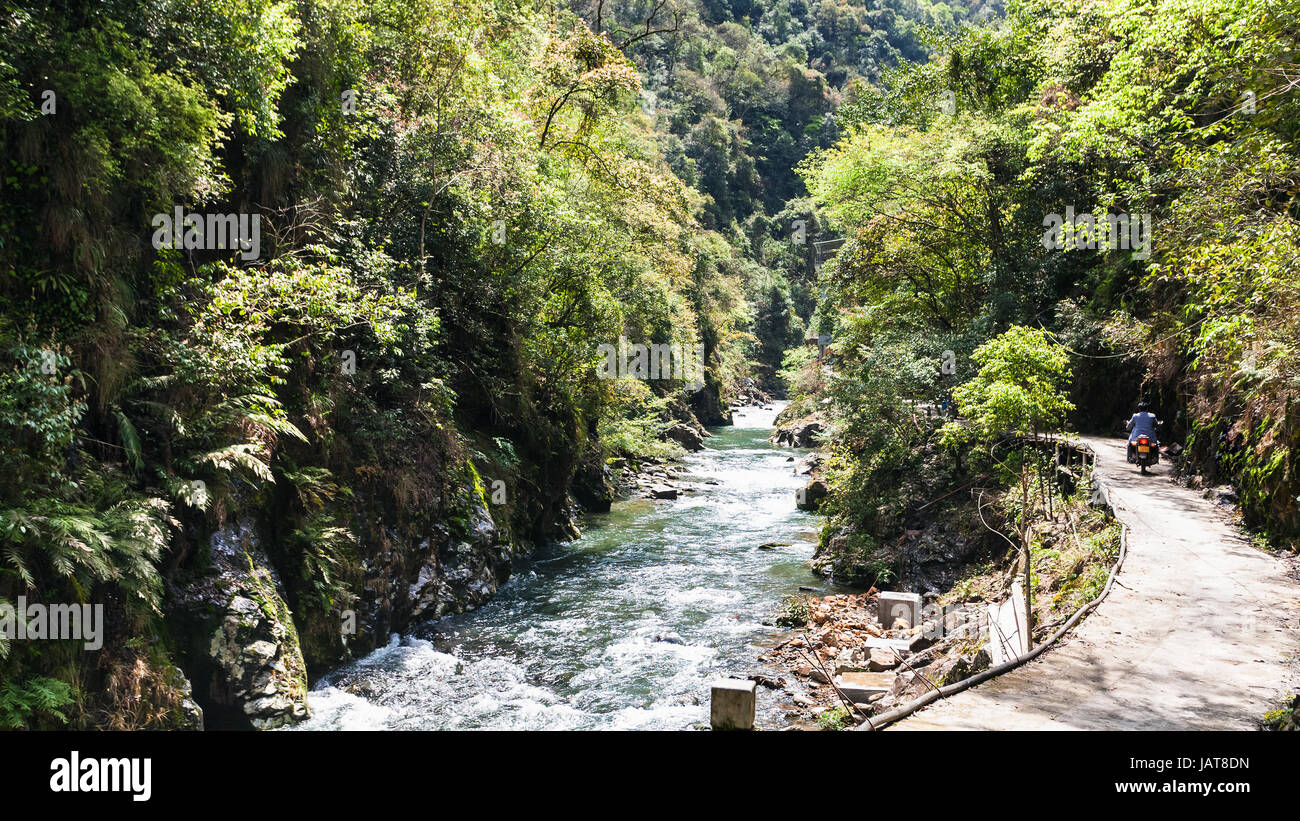 travel to China - road to Longsheng Hot Springs in National Forest Park ...