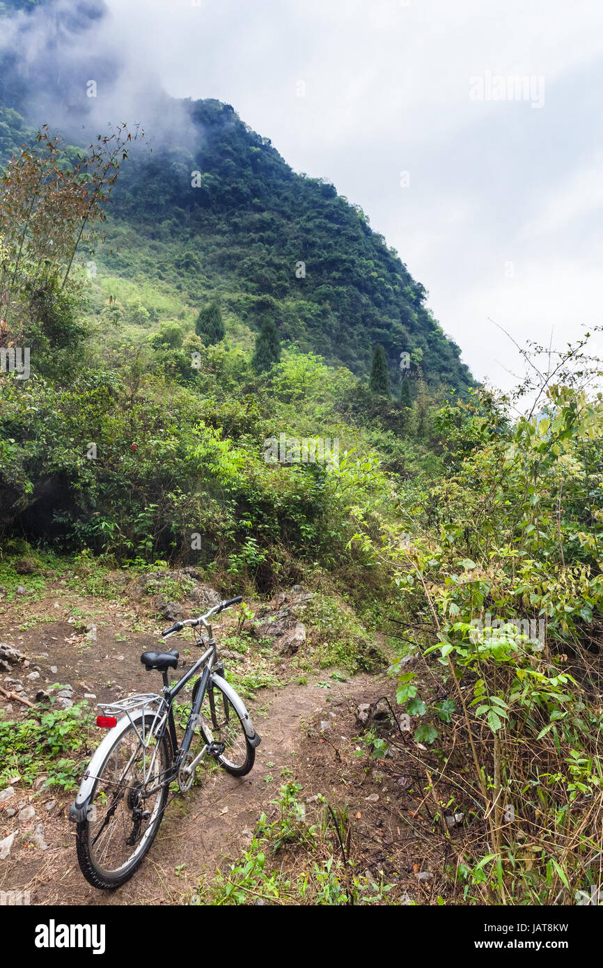 Chinese mountain pathway hi-res stock photography and images - Alamy