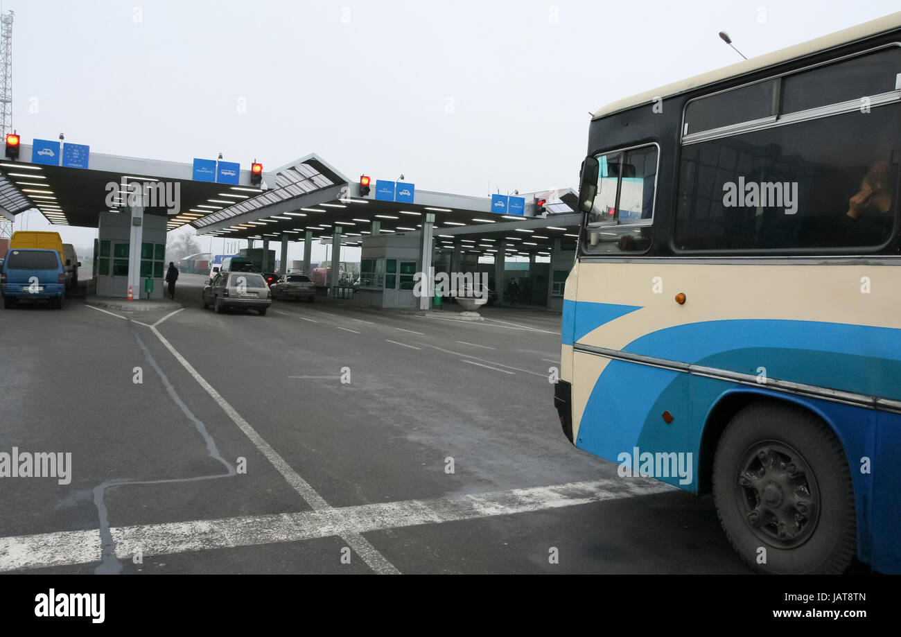 Queue of cars waiting at the Polish-Ukrainian border crossing in ...