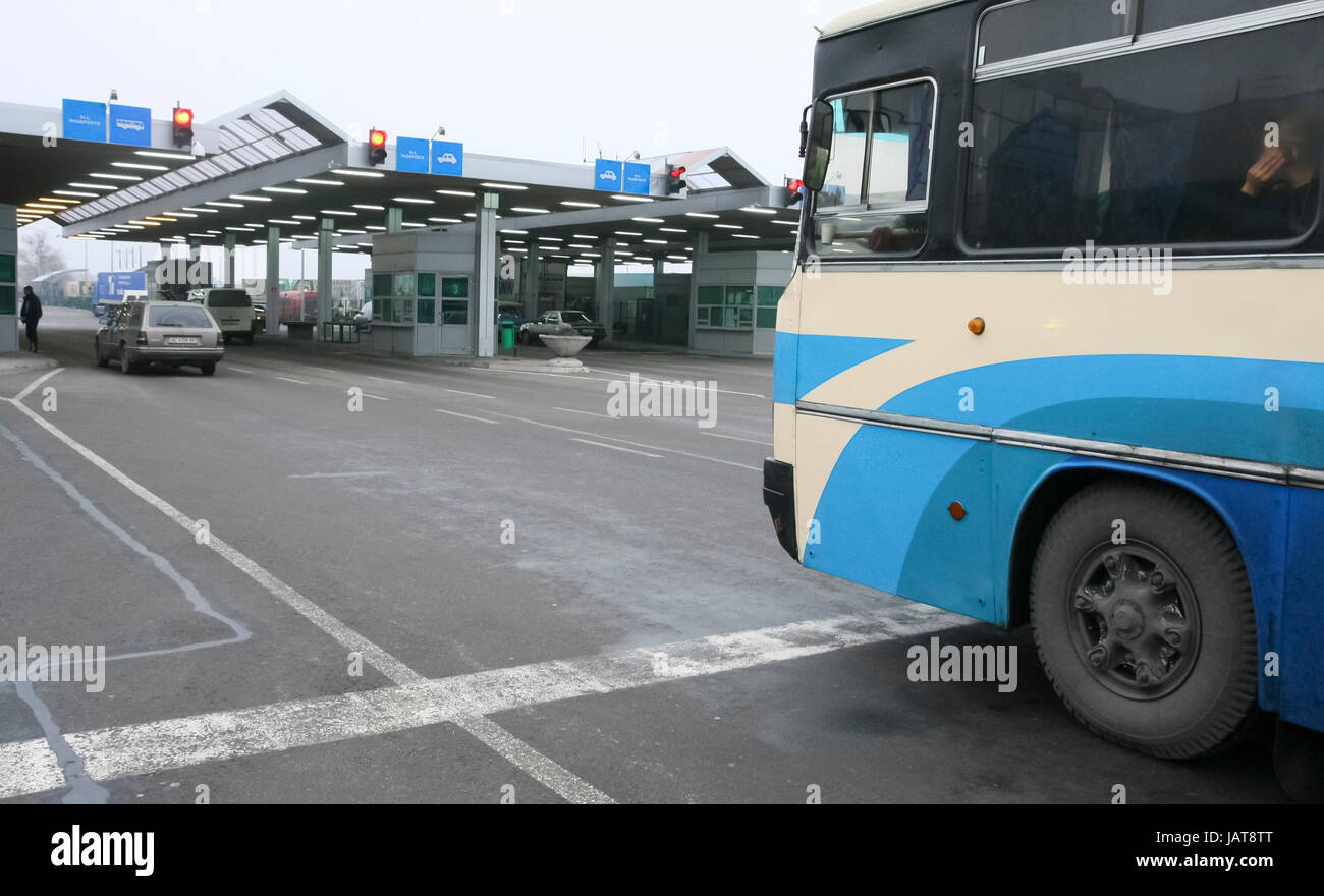 Queue of cars waiting at the Polish-Ukrainian border crossing in ...