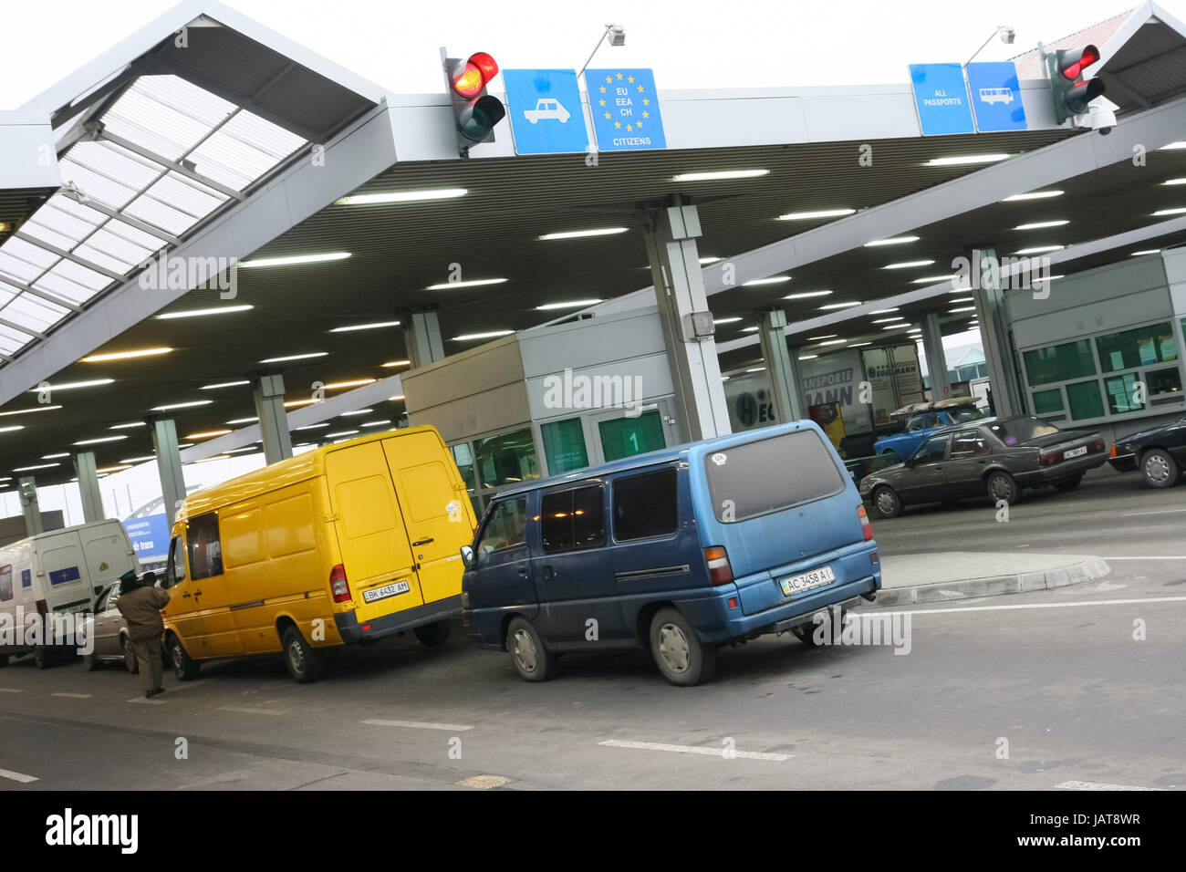 Queue of cars waiting at the Polish-Ukrainian border crossing in ...