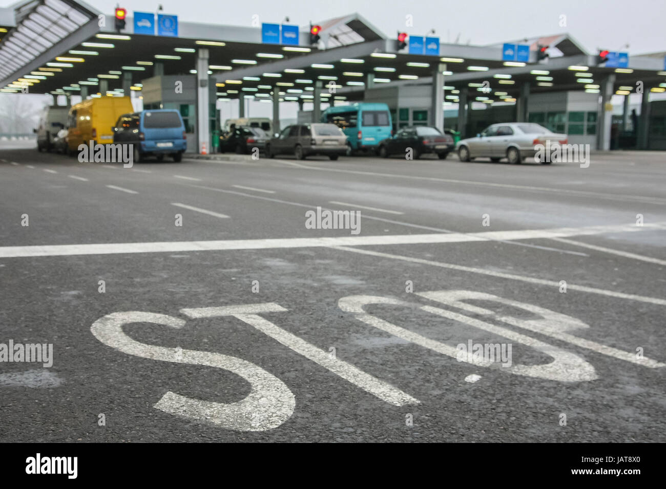 Queue of cars waiting at the Polish-Ukrainian border crossing in ...