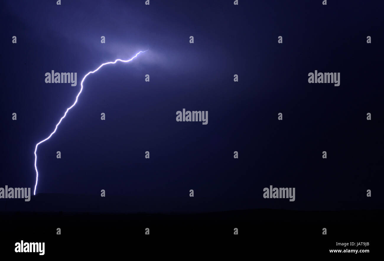 Single lightning bolt hi-res stock photography and images - Alamy