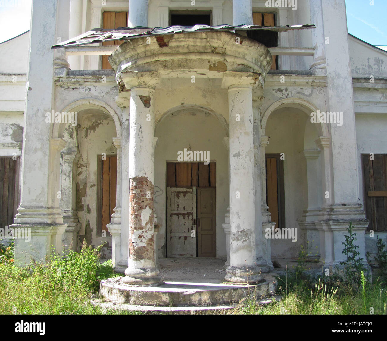 Old palace doors europe hi-res stock photography and images - Alamy