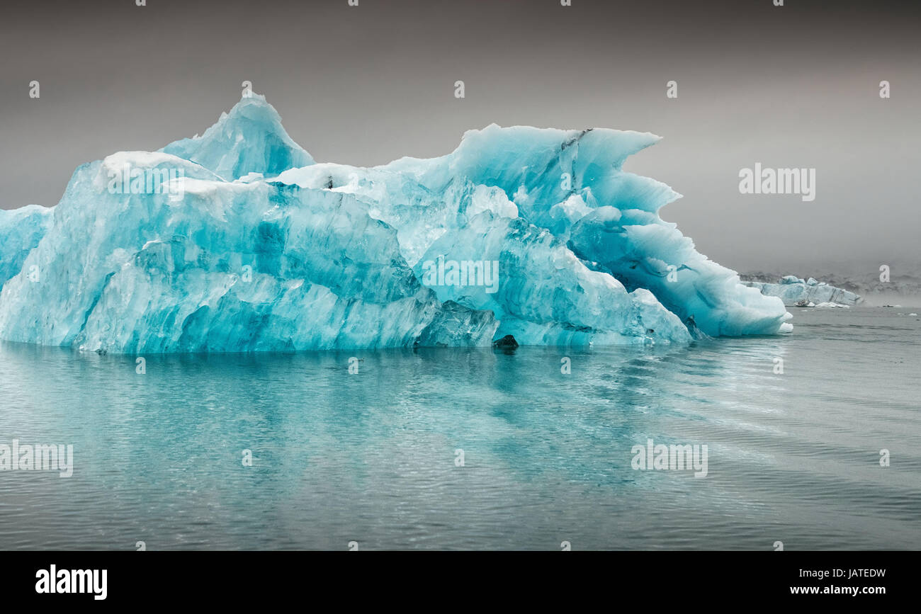 Iceberg below water hi-res stock photography and images - Alamy
