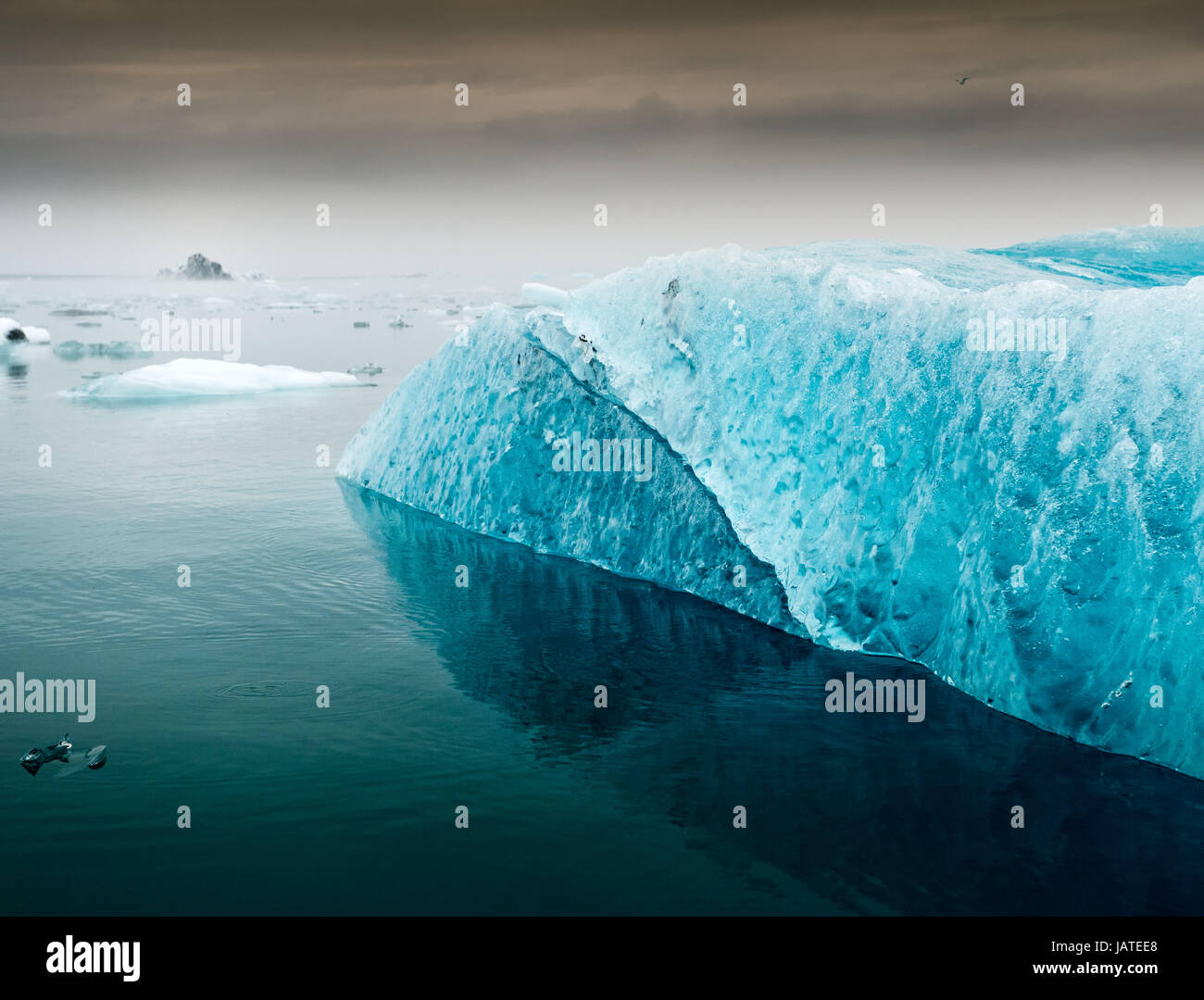 Iceberg below water hi-res stock photography and images - Alamy