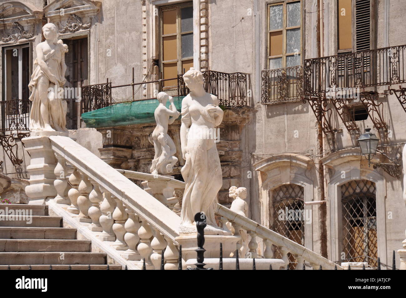 Pale statue hi-res stock photography and images - Alamy