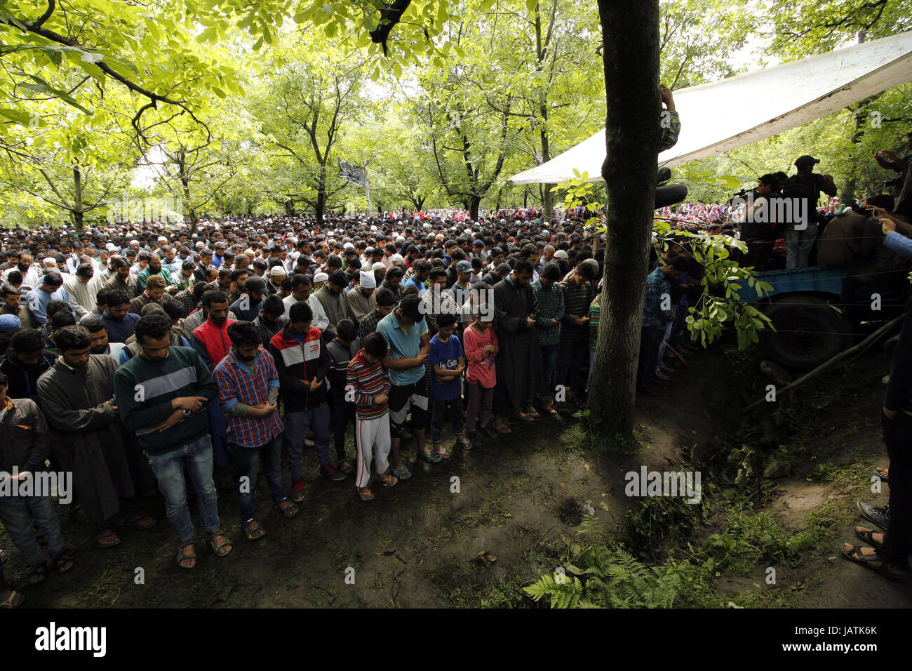 Shopian, India. 07th June, 2017. Kashmiri villagers offered funeral of ...
