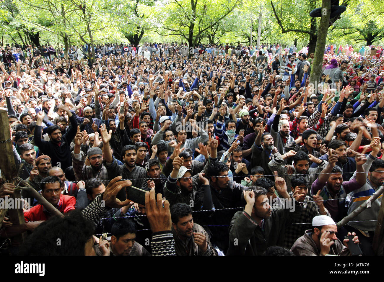 Shopian, India. 07th June, 2017. Kashmiri villagers attend the funeral ...