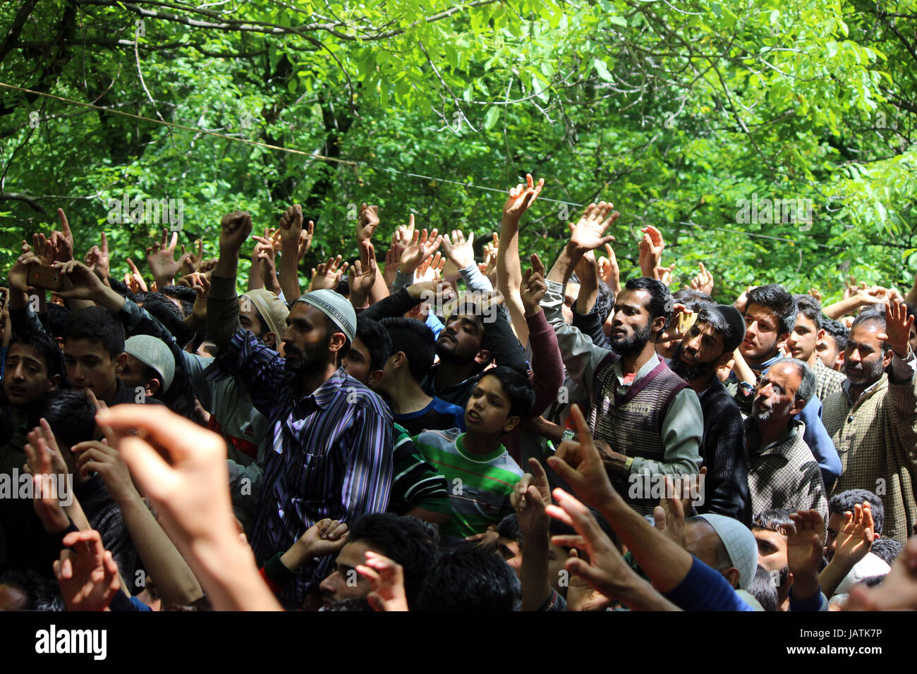 Shopian, India. 07th June, 2017. Kashmiri villagers shout pro freedom ...