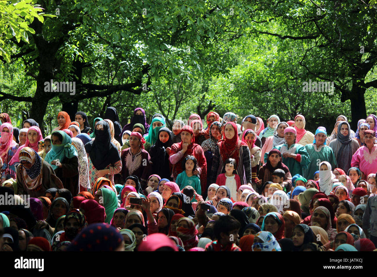Shopian, India. 07th June, 2017. Kashmiri villagers attend the funeral ...