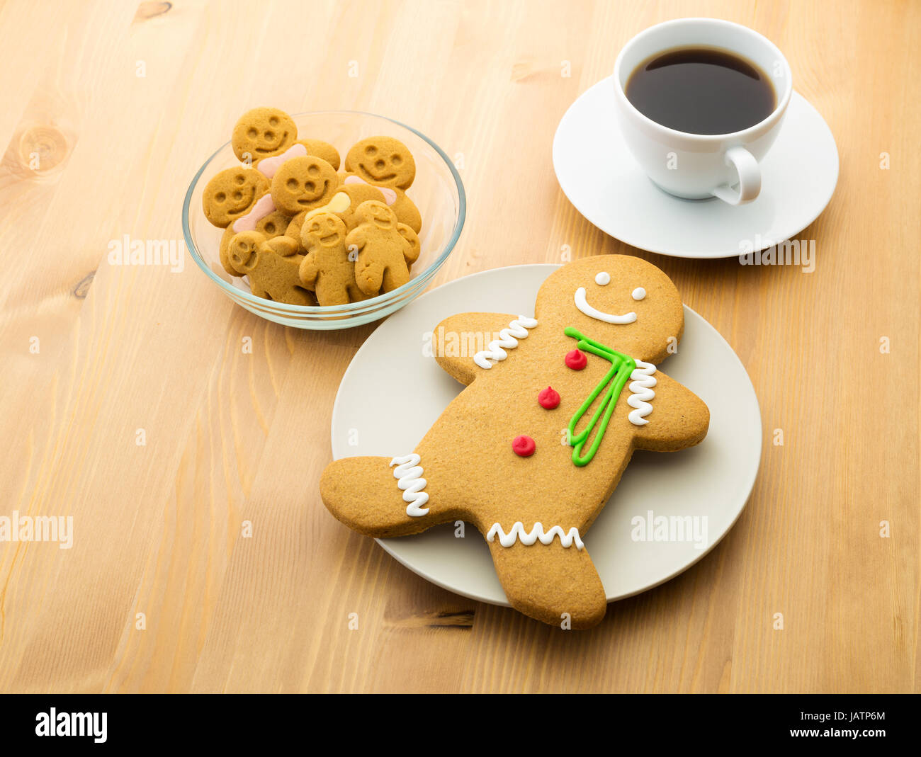 Row of gingerbread men hi-res stock photography and images - Alamy
