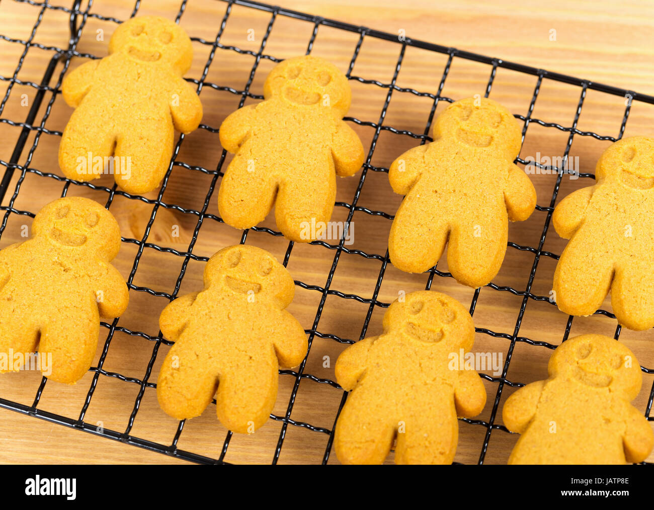 Row of gingerbread men hi-res stock photography and images - Alamy