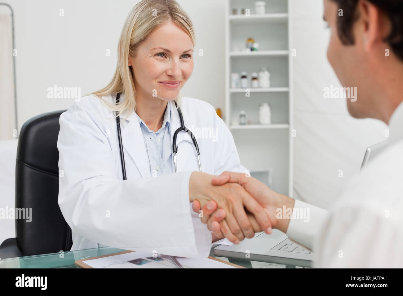 Doctor shaking patients hand hi-res stock photography and images - Alamy