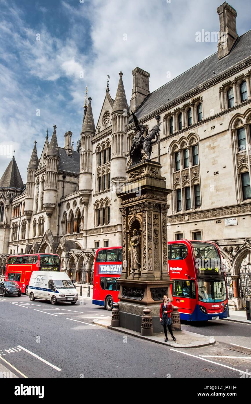 red bus in front of court of justice england Stock Photo - Alamy