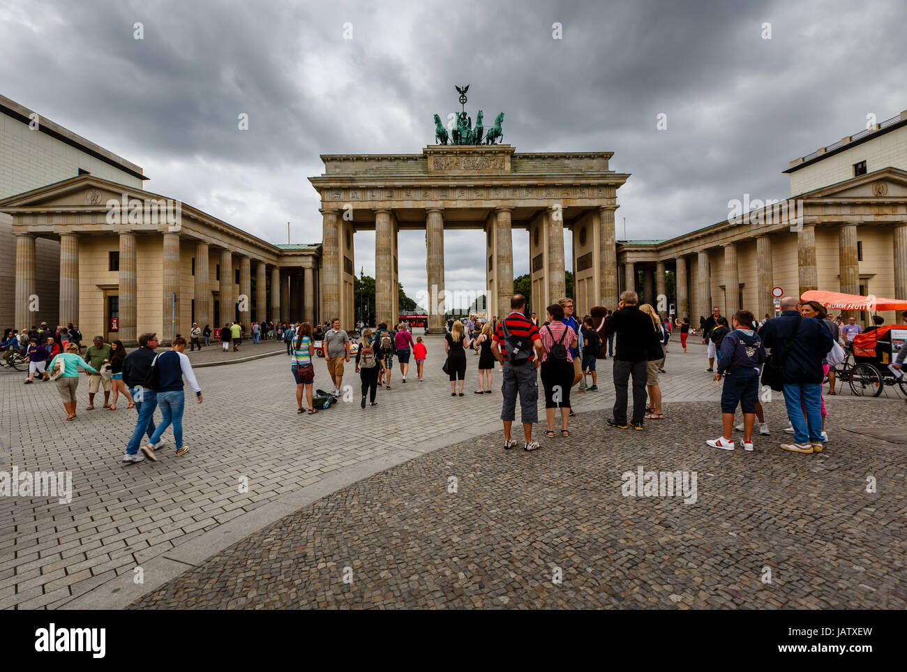 18th century neoclassical triumphal arch hi-res stock photography and ...