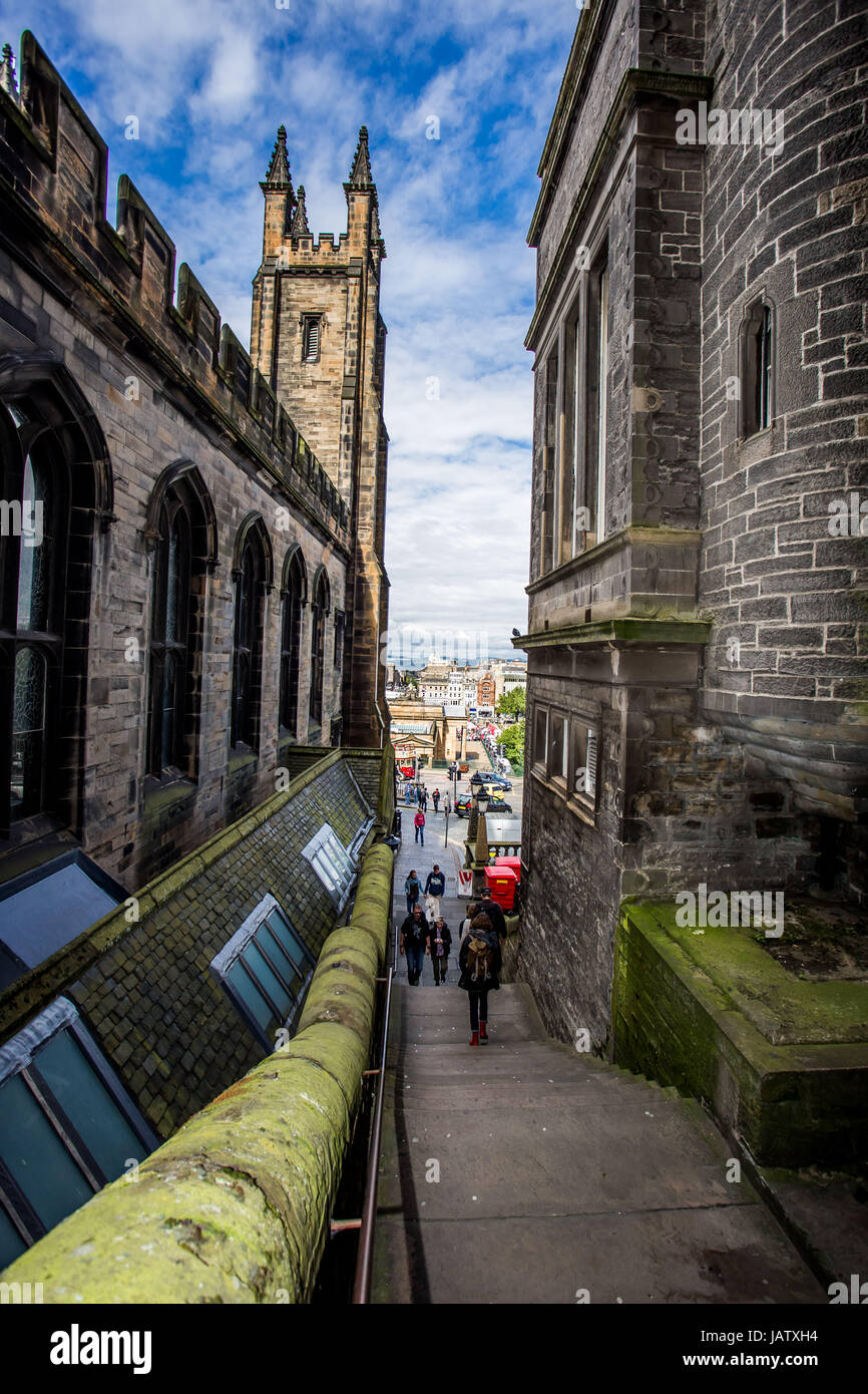 stone alley edinburgh Stock Photo - Alamy