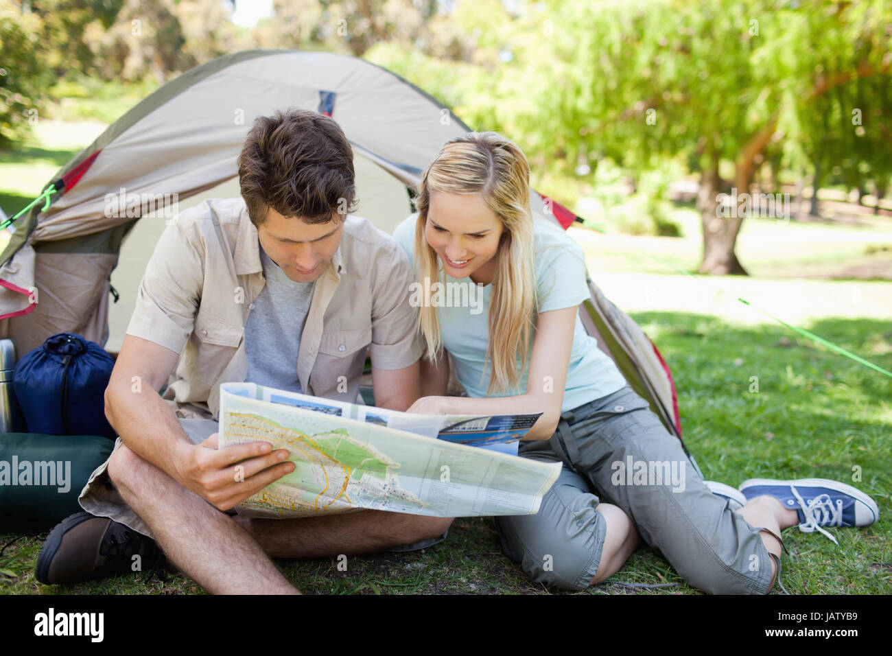 A couple look at a map to find where they are Stock Photo - Alamy