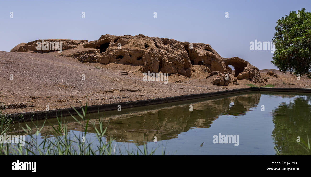 abandoned building at desert oasis iran Stock Photo - Alamy