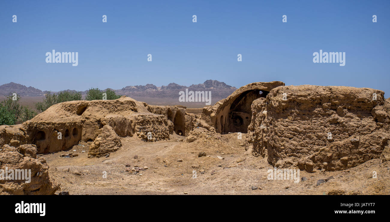 abandoned mud brick building iran desert Stock Photo - Alamy