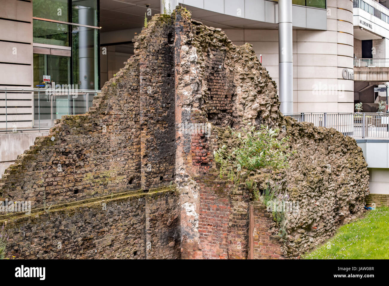 london wall contrast with new buildings Stock Photo - Alamy