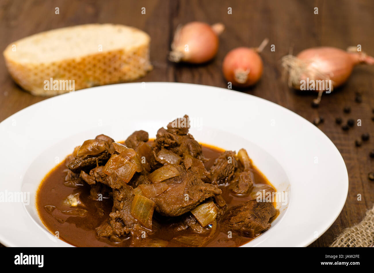 Gulasch vom HIrschfleisch in einem weissen Teller Stock Photo - Alamy