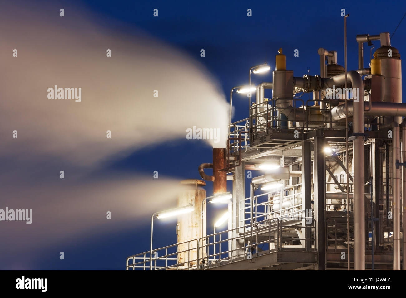 Raffinerie mit Wasserdampf bei Nacht Oil refinery wiht water vapor ...