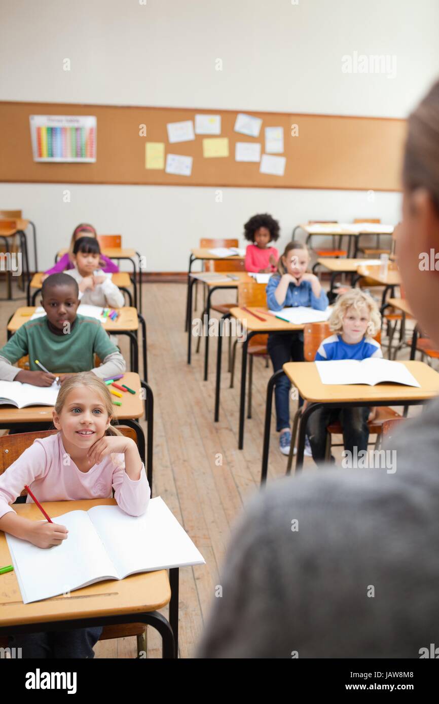 Teacher talking primary pupils hi-res stock photography and images - Alamy