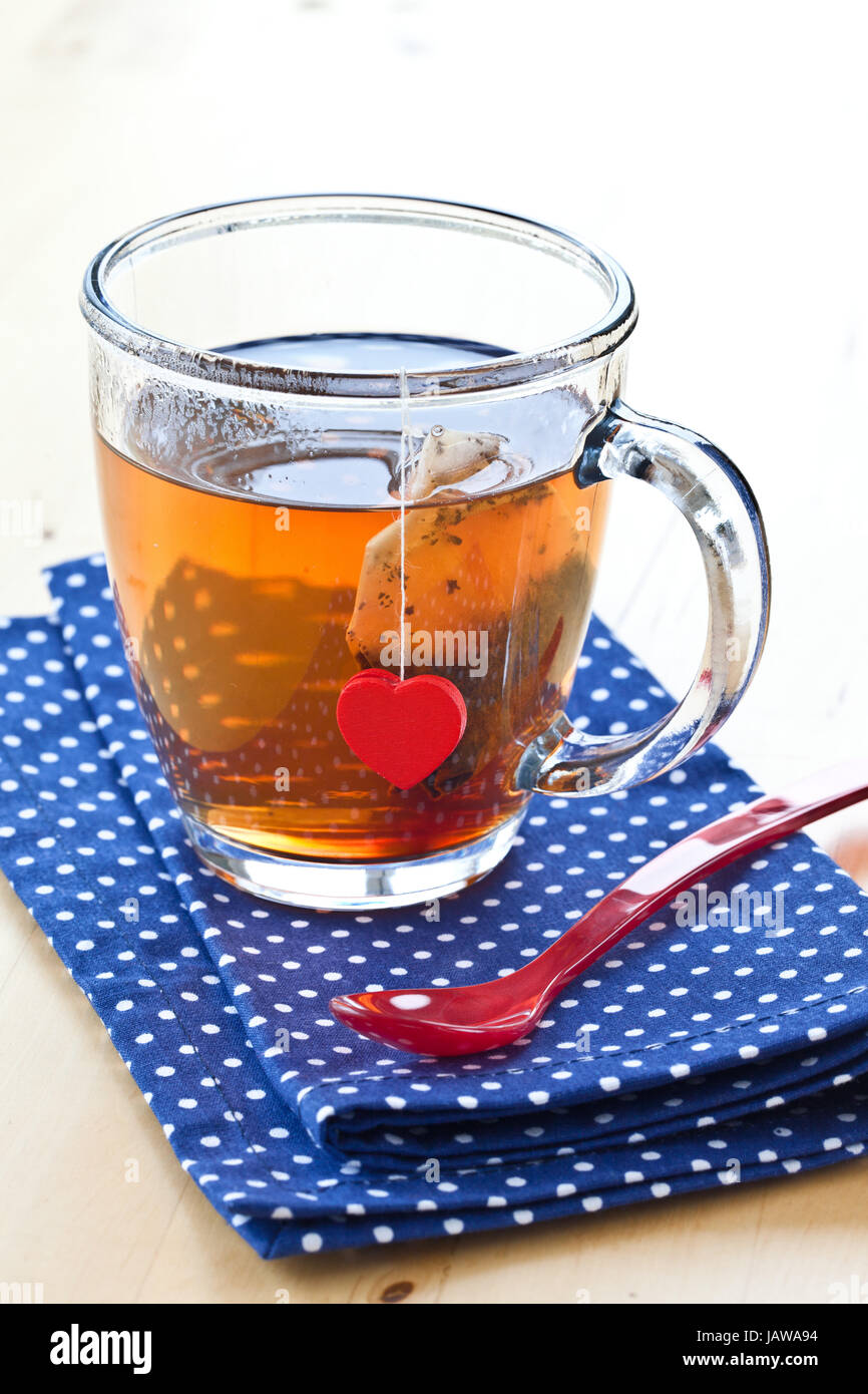 Eine Tasse heisser Tee mit einem rotem Herzen Stock Photo - Alamy