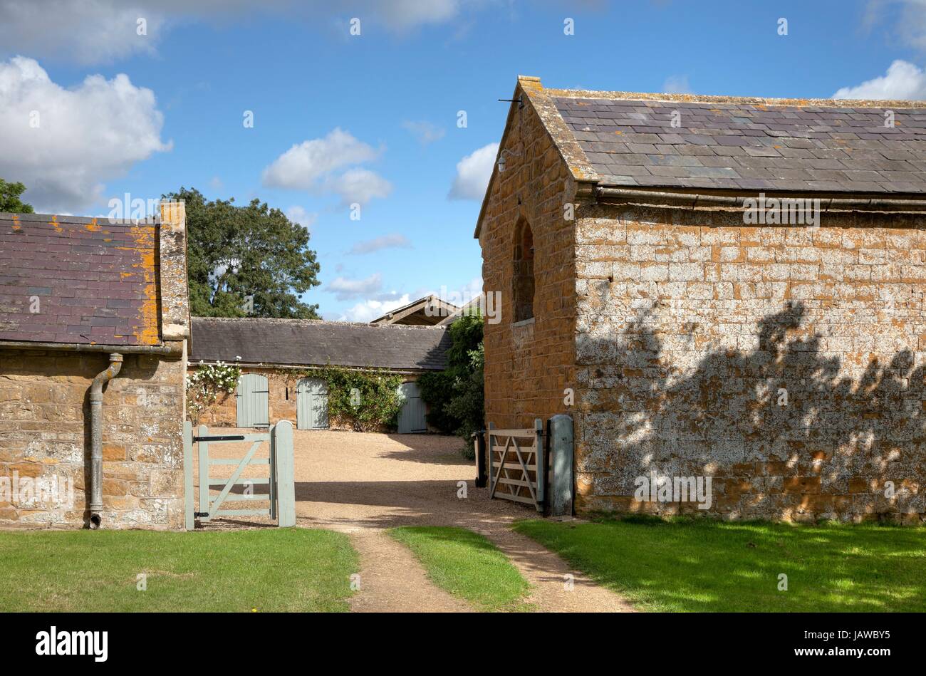 Cotswold farmyard and barns, Compton Scorpion, Warwickshire, England ...