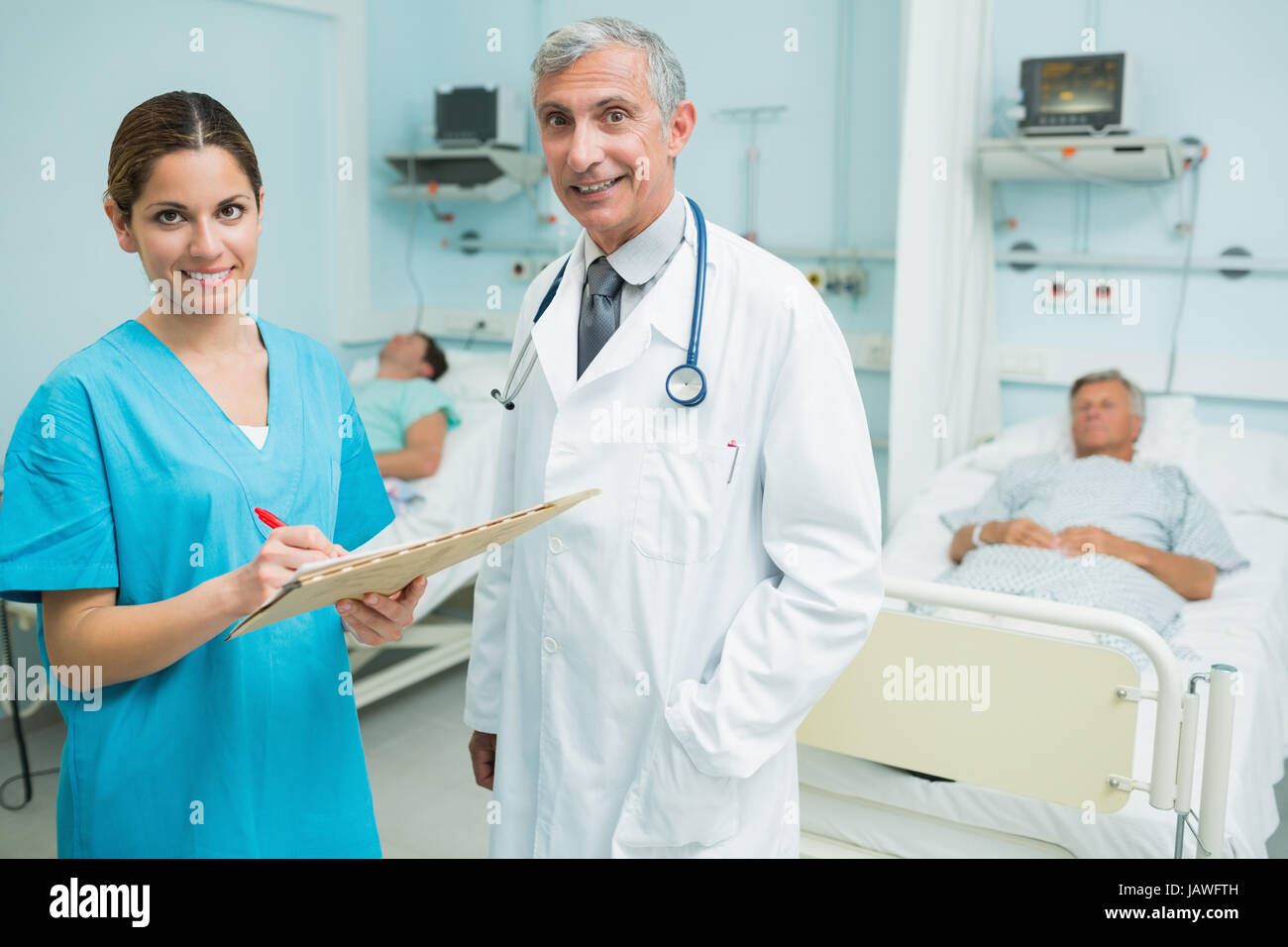 Patient bed doctor looking files hi-res stock photography and images ...