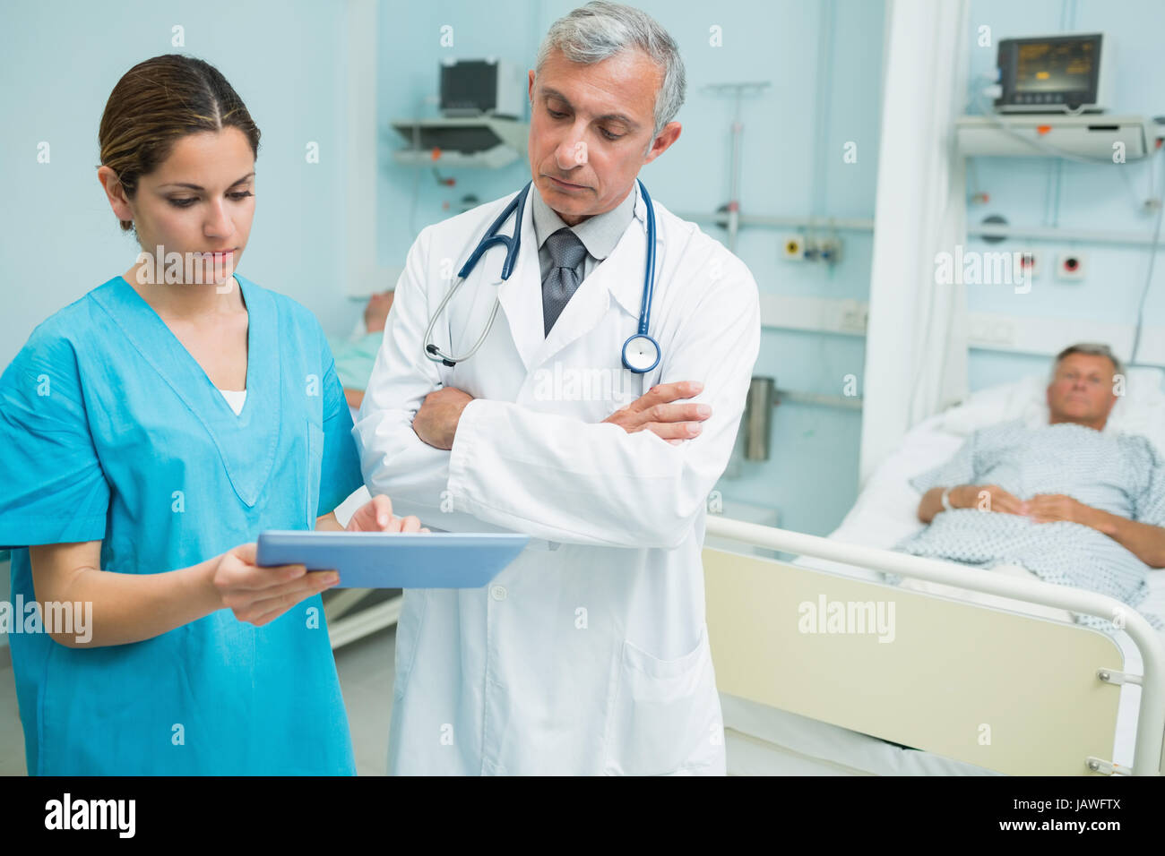 Patient bed doctor looking files hi-res stock photography and images ...