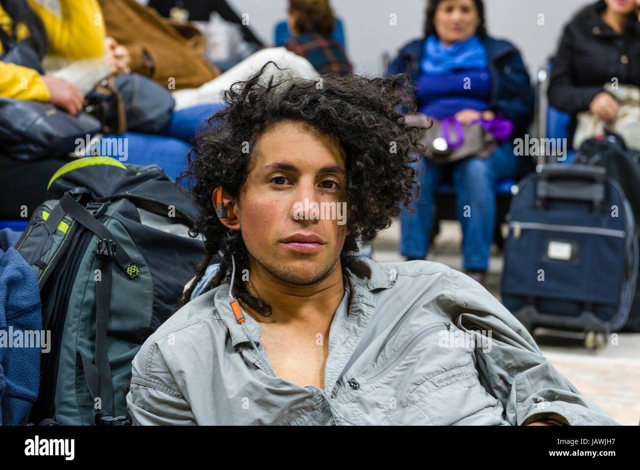 People in airport hi-res stock photography and images - Alamy