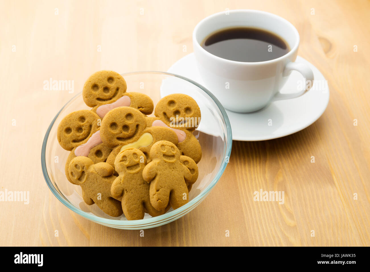 Gingerbread men and coffee Stock Photo - Alamy