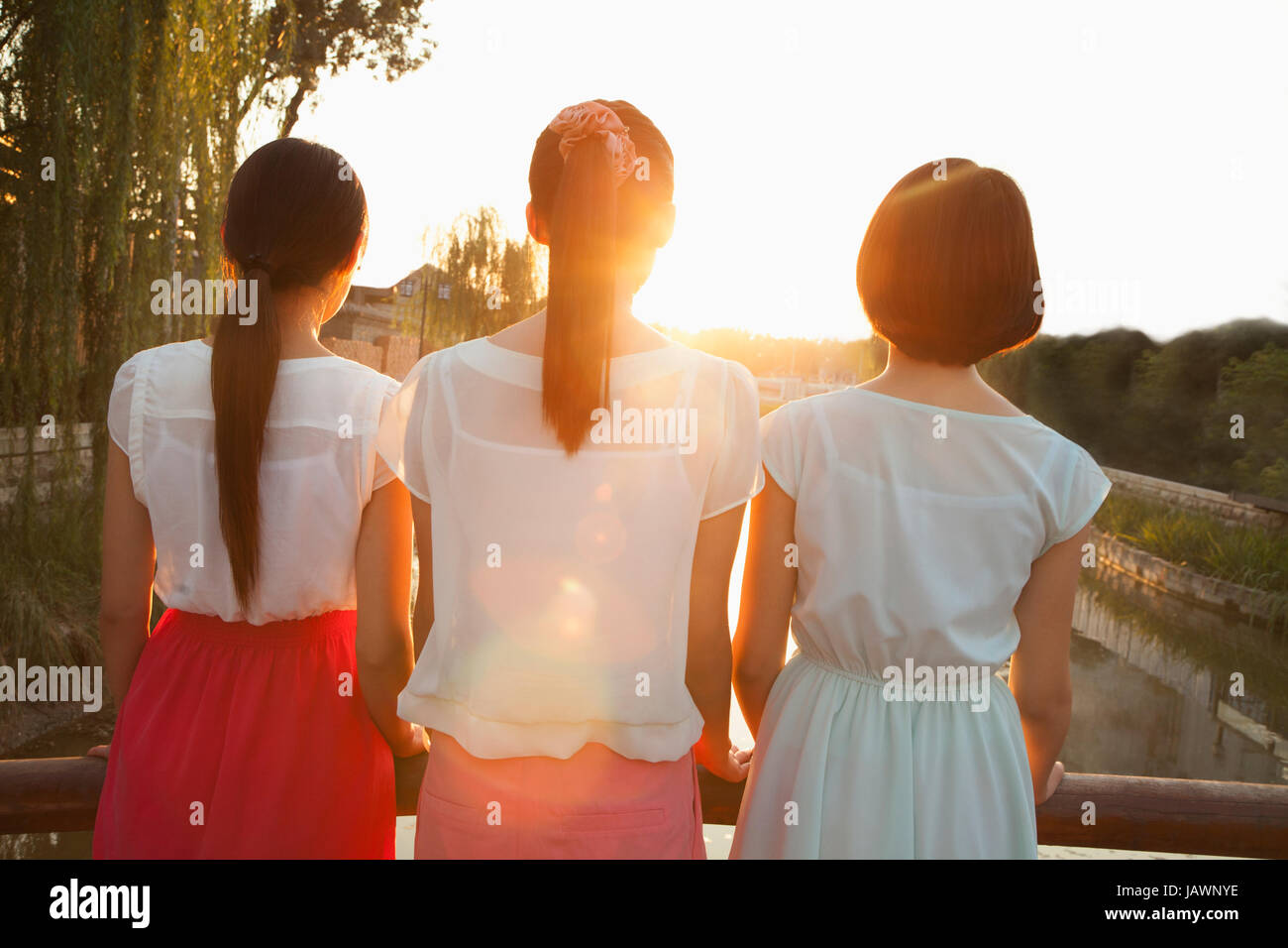 peeking looking at Stock Photo - Alamy