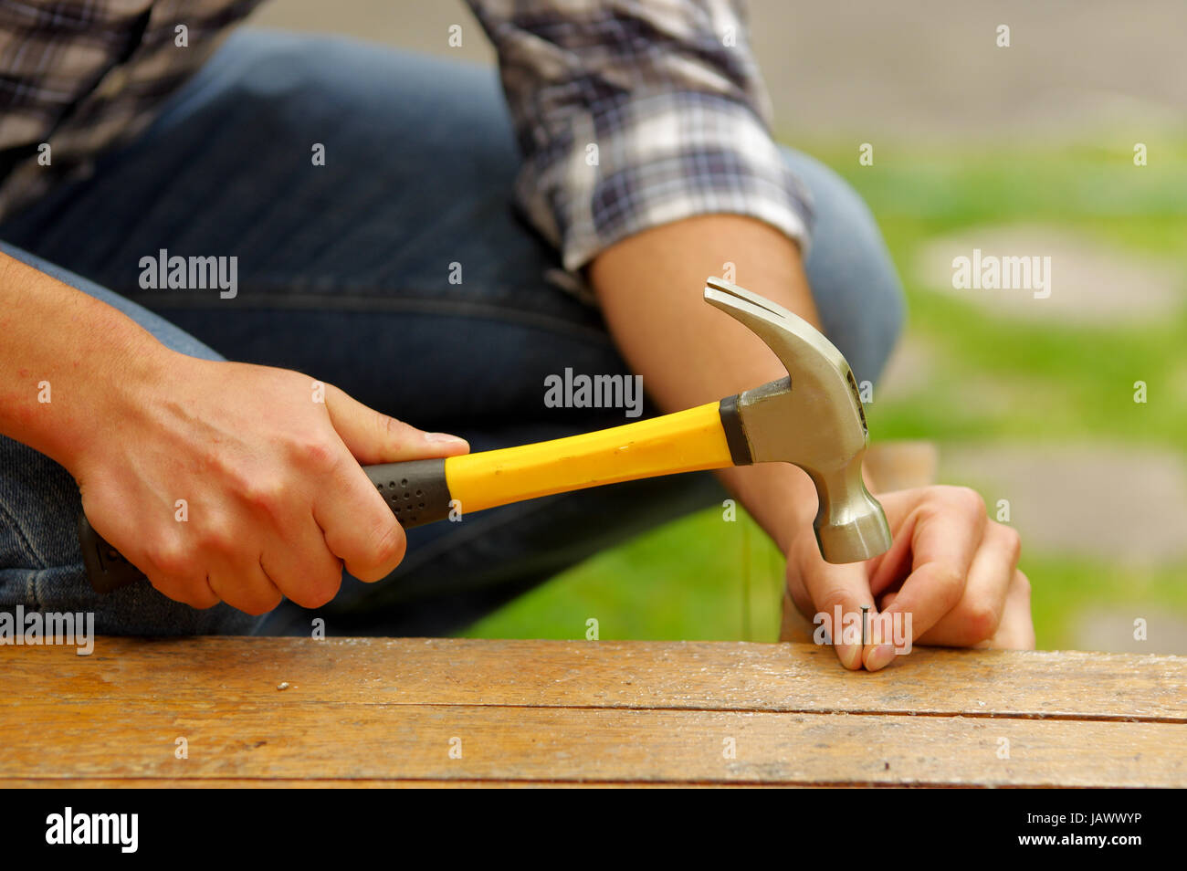 Hammer hitting screw hi-res stock photography and images - Alamy