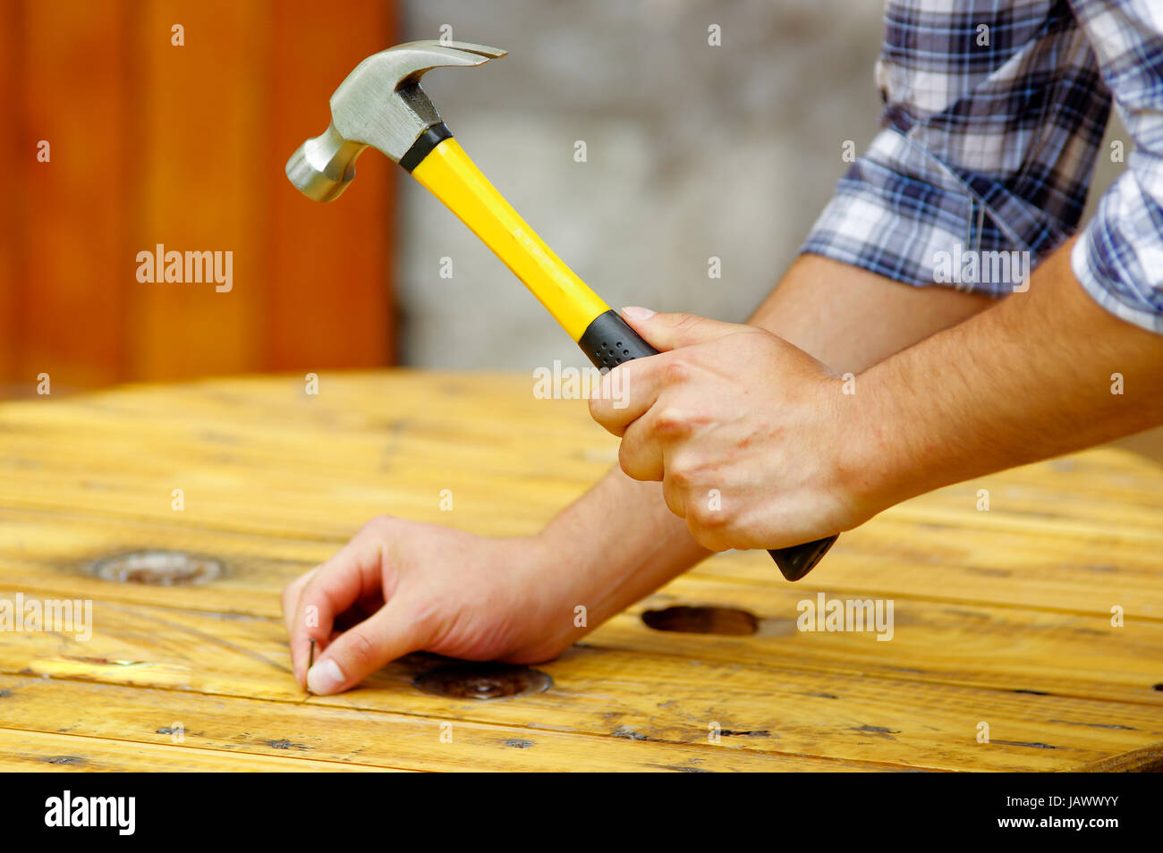 Hammer hitting screw hi-res stock photography and images - Alamy