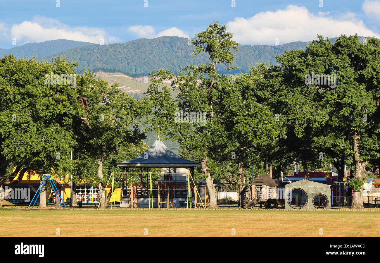 Children under shade trees hi-res stock photography and images - Alamy