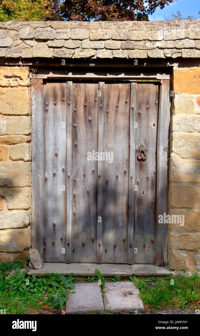 Old oak wooden studded door hi-res stock photography and images - Alamy