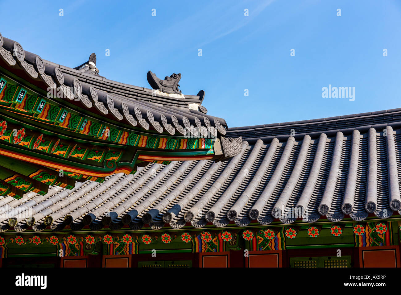 Traditional korean architecture roof eave Stock Photo - Alamy
