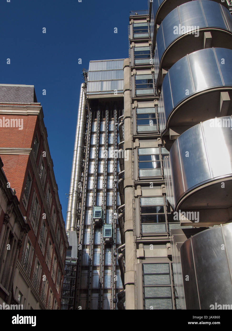 LONDON, ENGLAND, UK - SEPTEMBER 07, 2012: Iconic high tech skyscraper ...