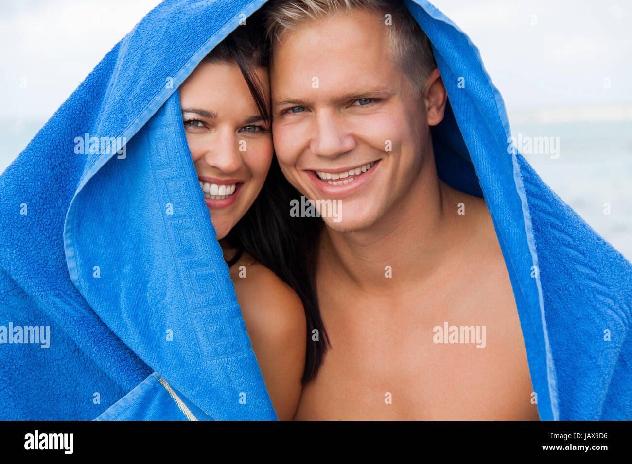 Lachendes Junges Verliebtes Paar Mit Einem Handtuch Am Strand Im Sommer 1412