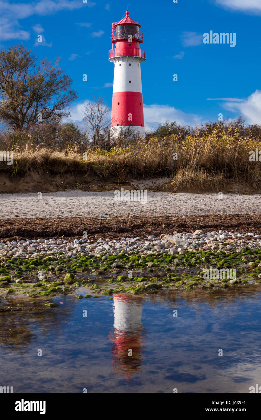 rot weisser leuchtturm vor blauem himmer wolken ostsee im herbst ...