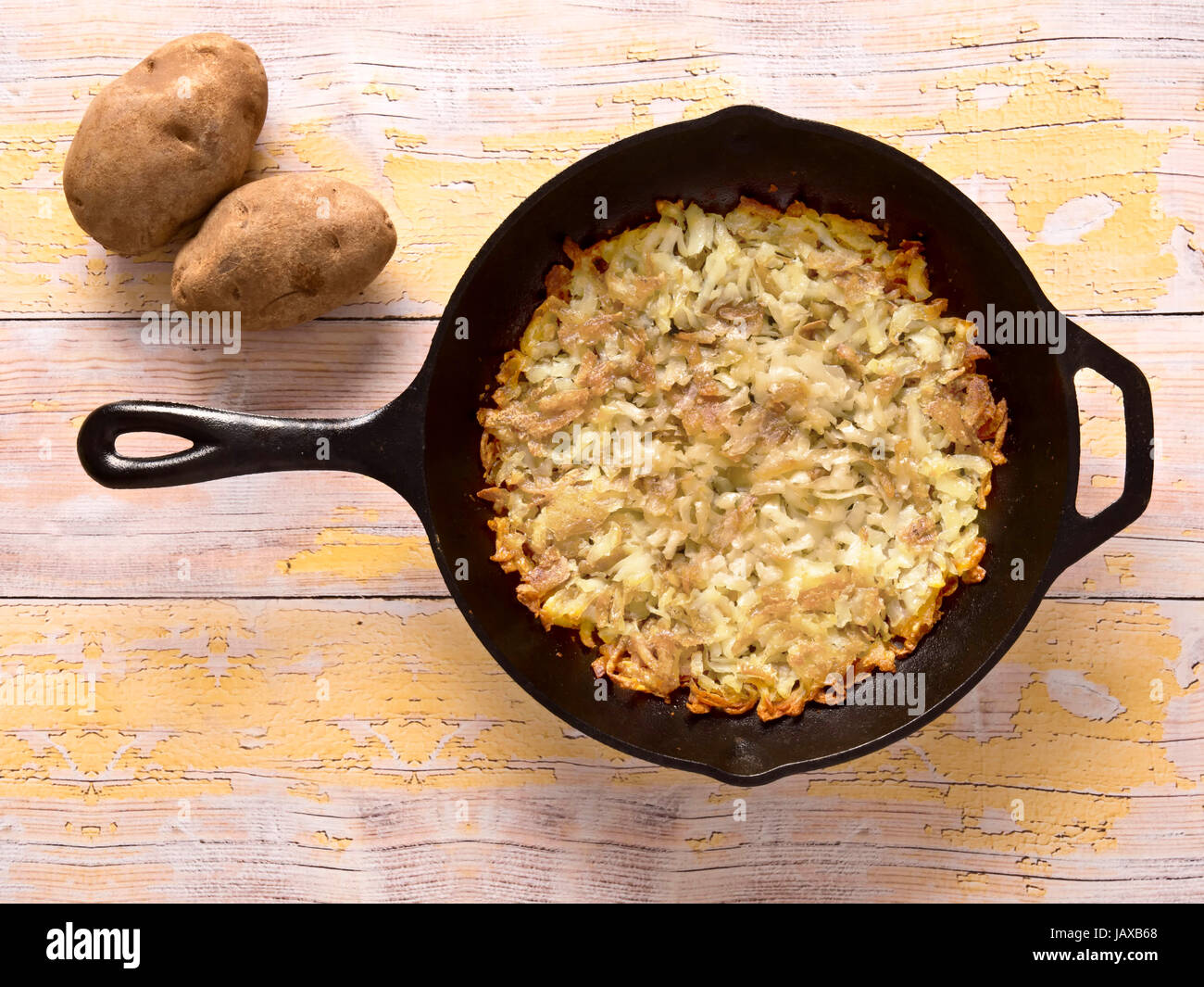 close up of a pan of fried rosti potatoes Stock Photo - Alamy